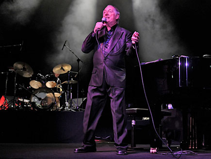 ניל סדקה בהיכל נוקיה - סיקור וביקורת המופע