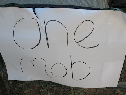 שלטי המחאה - one mob