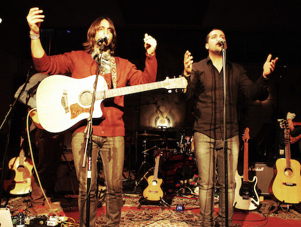 הצמד אסף שלם ונדב הופמן בהופעה