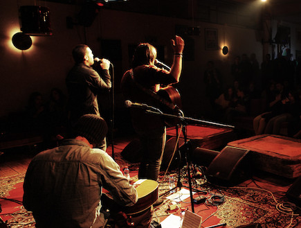 הצמד אסף שלם ונדב הופמן בהופעה