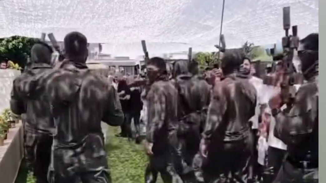 לוחמים מסוערבים, עם נשקים שלופים – באירוע של איש העסקים