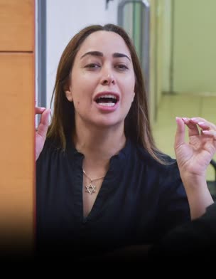 יממה אחרי שנטשה את חדר החקירות, אימה של גולן התייצבה כעת לחקירה במשרדי ...