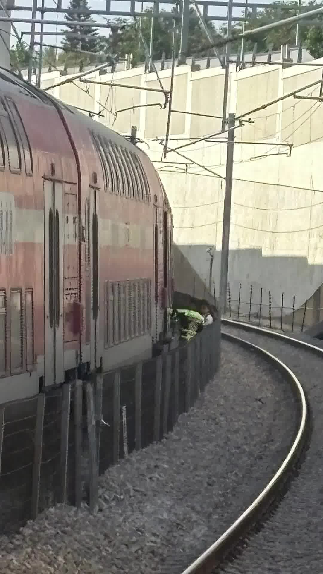 גבר כבן 50 נהרג מפגיעת רכבת בתחנת חולון - וולפסון. חלק מהמסילות בתחנה ...