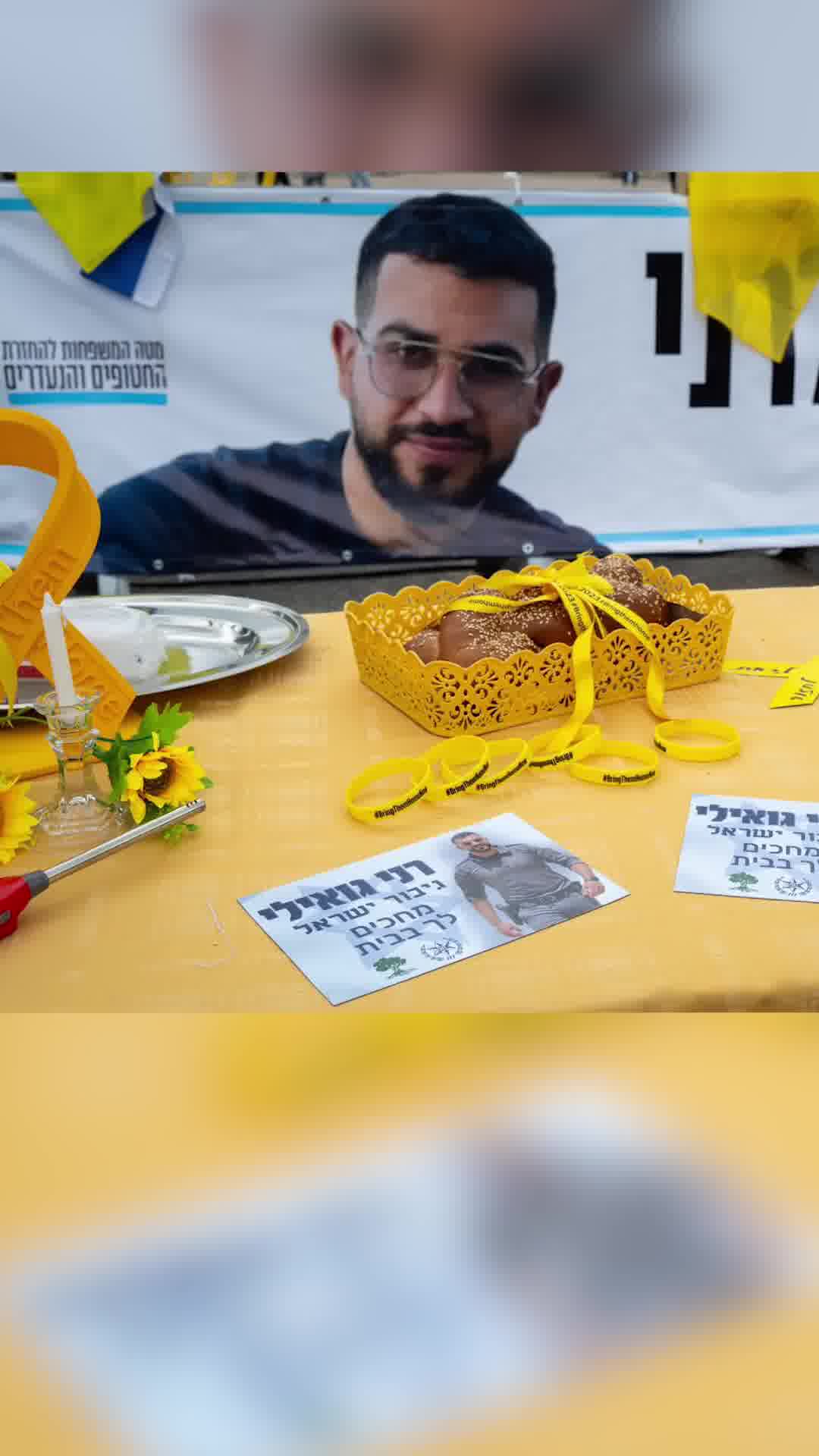 המונים השתתפו בקבלת שבת ובהדלקת נר שישי של חנוכה בכיכר החטופים: "הנר ...