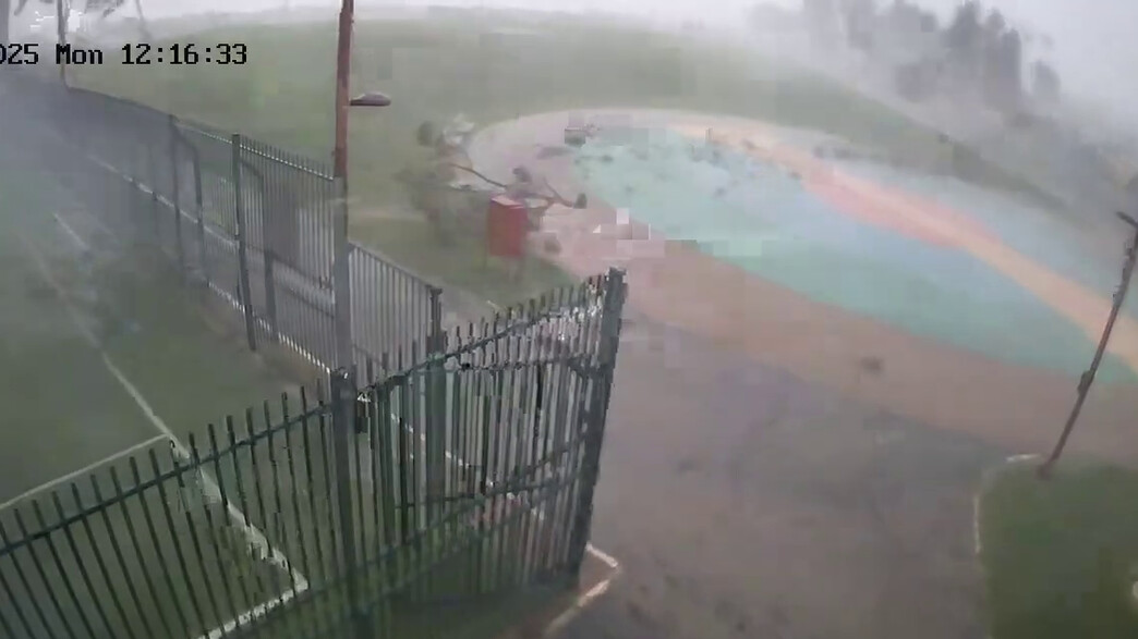 במשך דקה: רוח חזקה גרמה להרס באור יהודה | N12