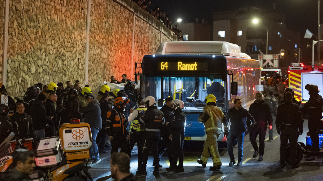 בן ה-14 נפצע לאחר שנתלה על האוטובוס הדורס בירושלים | N12